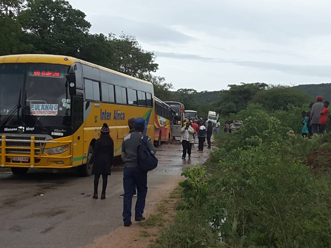 PICTURES: Bus Stuck In The Road As Tarred Road Gives In #CycloneIdai ⋆ ...
