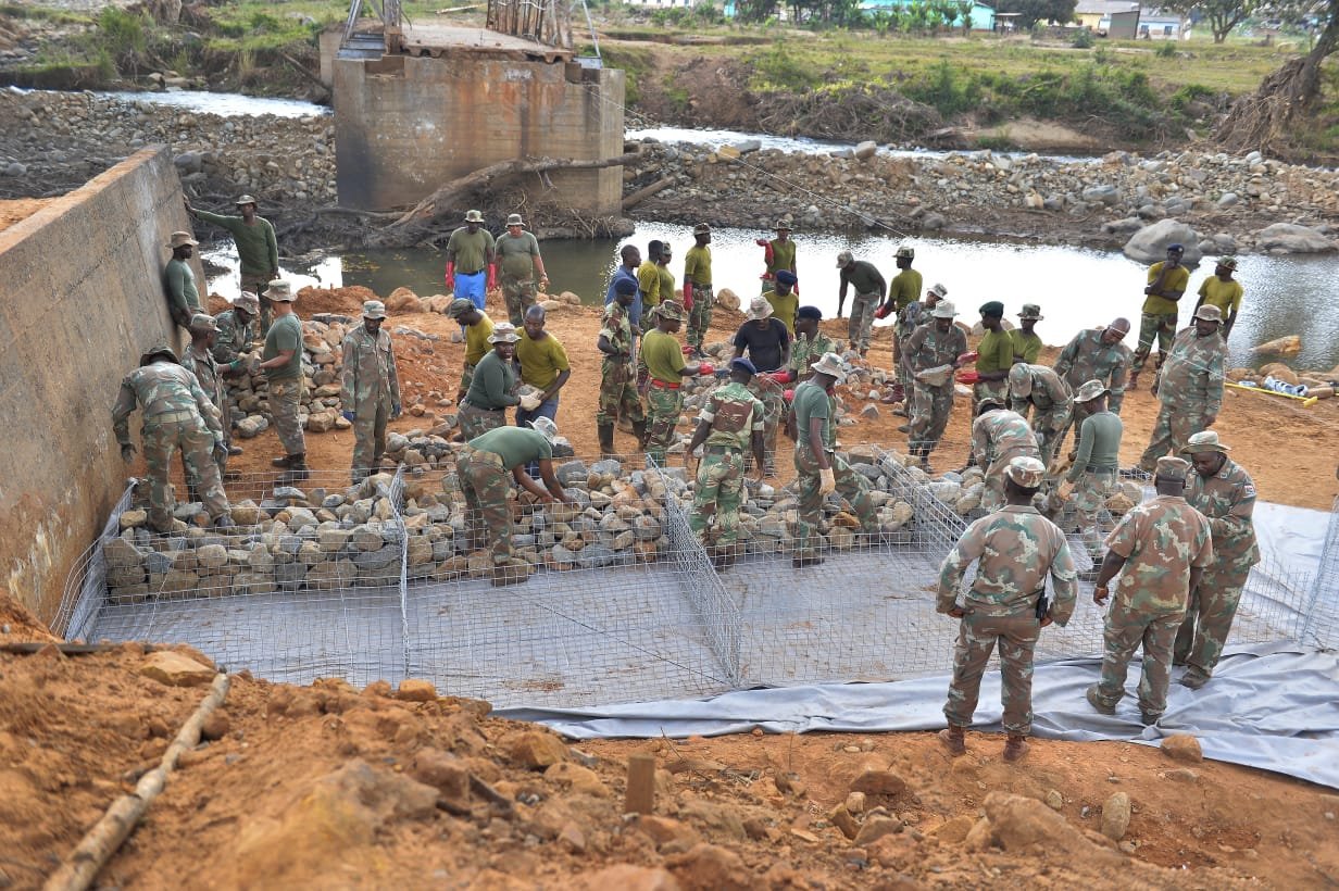 PICTURES: SA Army Engineers Repairing Bridges In Chimanimani ⋆ Pindula News