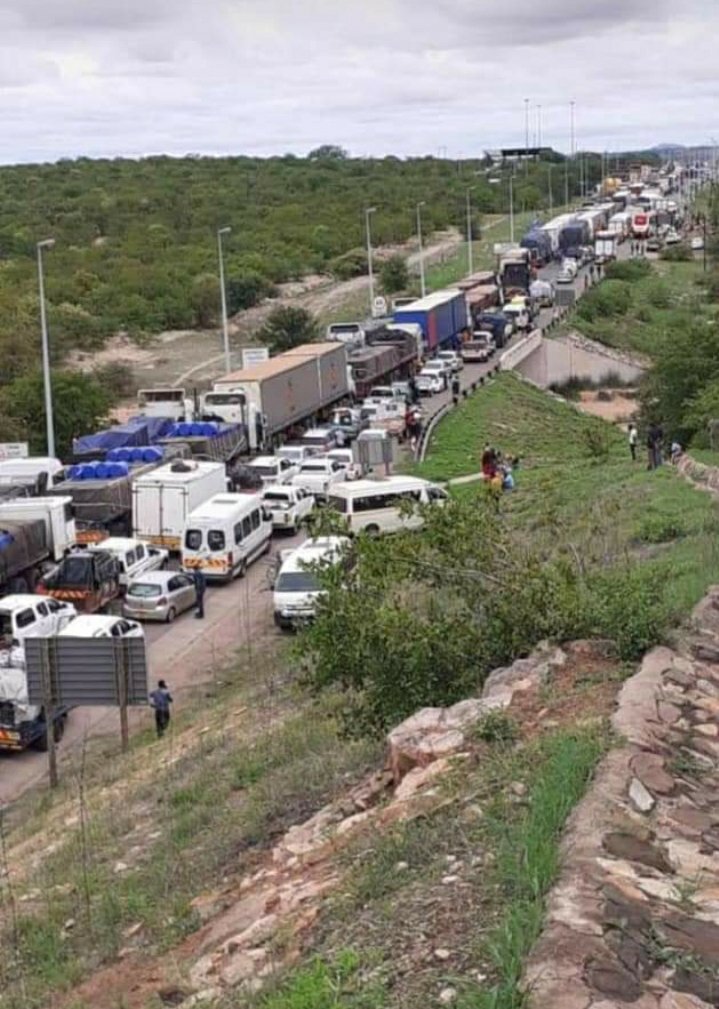 WATCH: Stuck Zimbabweans At Beitbridge Border In Daring Border Jumping ...