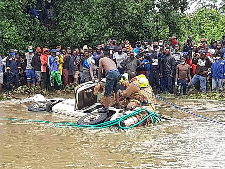 Video, Pictures Of Police & Fire Brigade Retrieving Bodies From Gweru ...