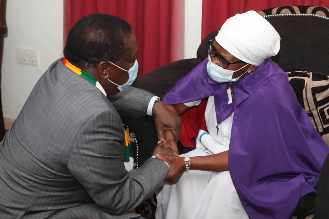 President Mnangagwa Consoles Mabenge Family ⋆ Pindula News